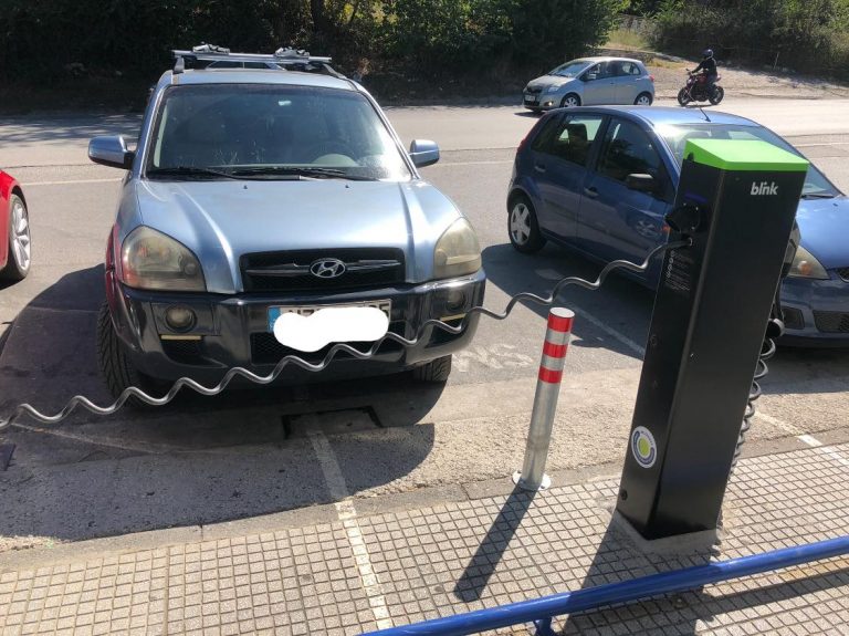 "Σταματήστε να παρκάρετε σε θέσεις ηλεκτρικών αυτοκίνητων!" - GetElectric