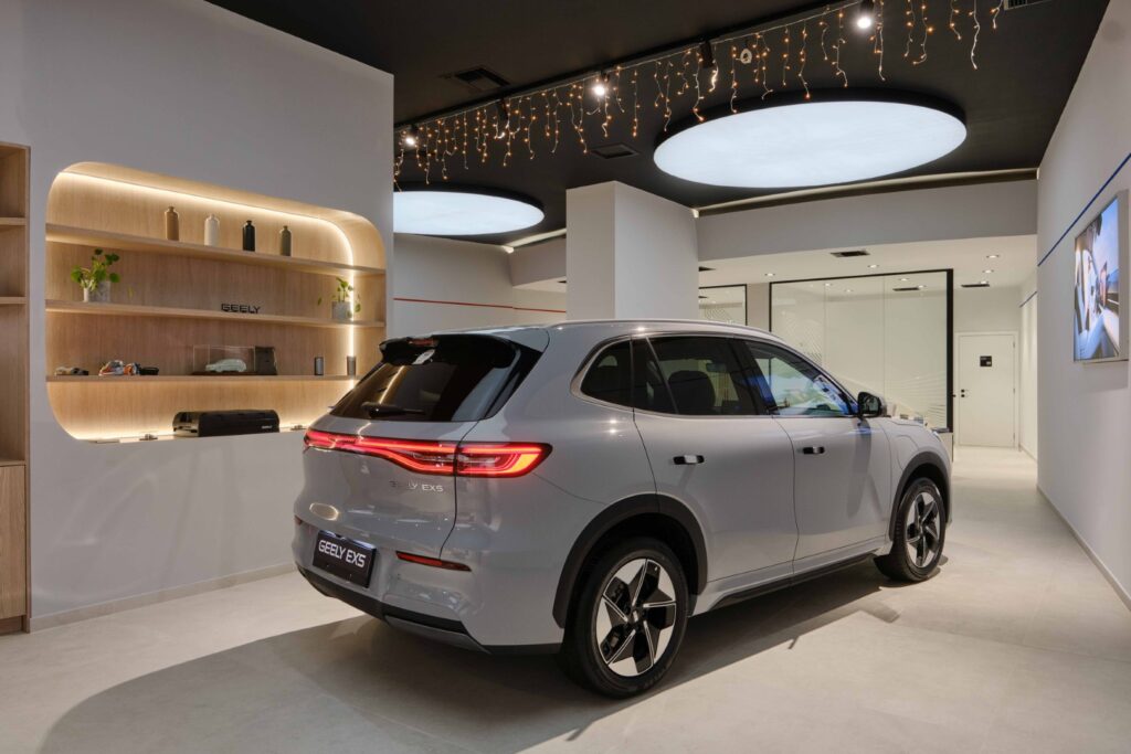 Η Geely εγκαινιάζει το πρώτο Geely Experience Store στην Ελλάδα ...